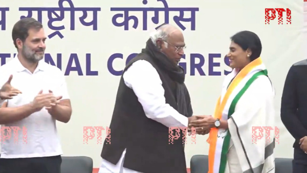 Andhra CM Jagan's Sister YS Sharmila Merges Her YSR Telangana Party With Congress - Oneindia News