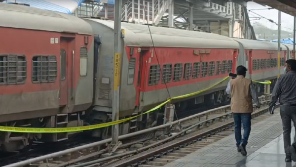 Hyderabad: Charminar Express Derailed, 50 Passengers Injured - Oneindia ...