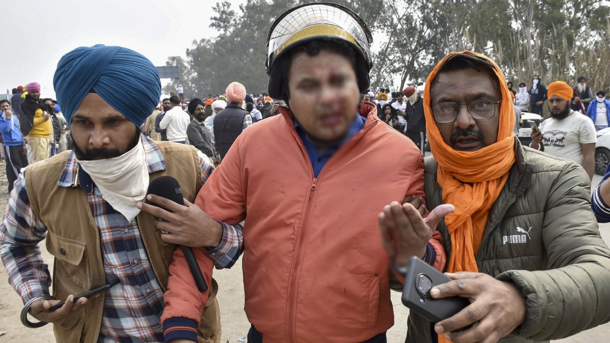 Fact Check: Reporter Shot By Bullet At 'Delhi Chalo' Protest? Here's ...