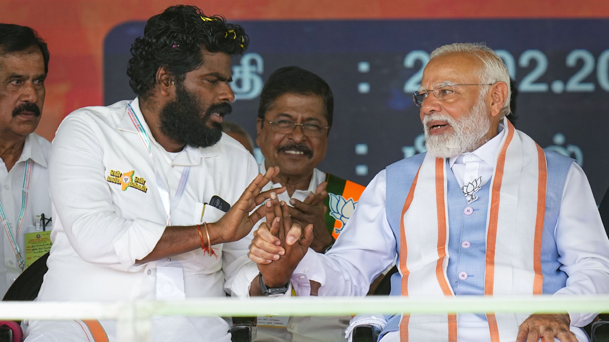 TN BJP Chief Annamalai Gets PM Modi's Pat On Back; Video Goes Viral ...