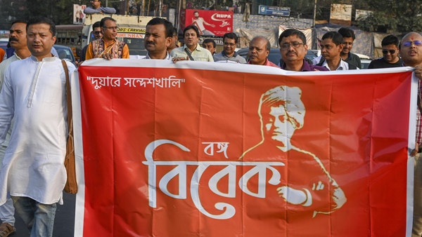 Supreme Court Pauses Lok Sabha Action Against West Bengal Officials In ...