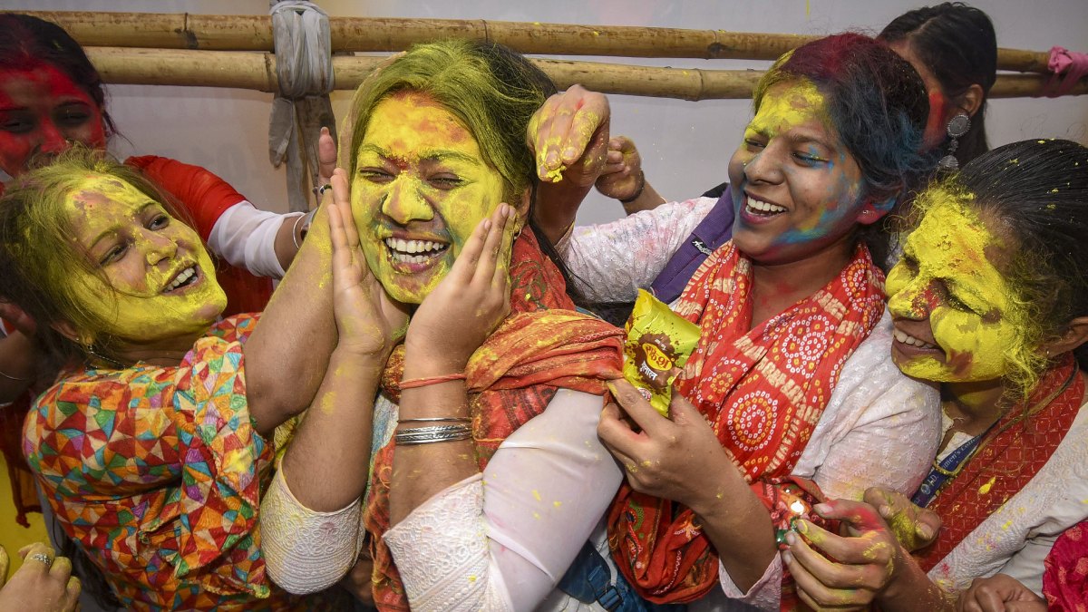 Holi 2024: Funny Jokes And Messages To Add Joy To Your Celebrations ...