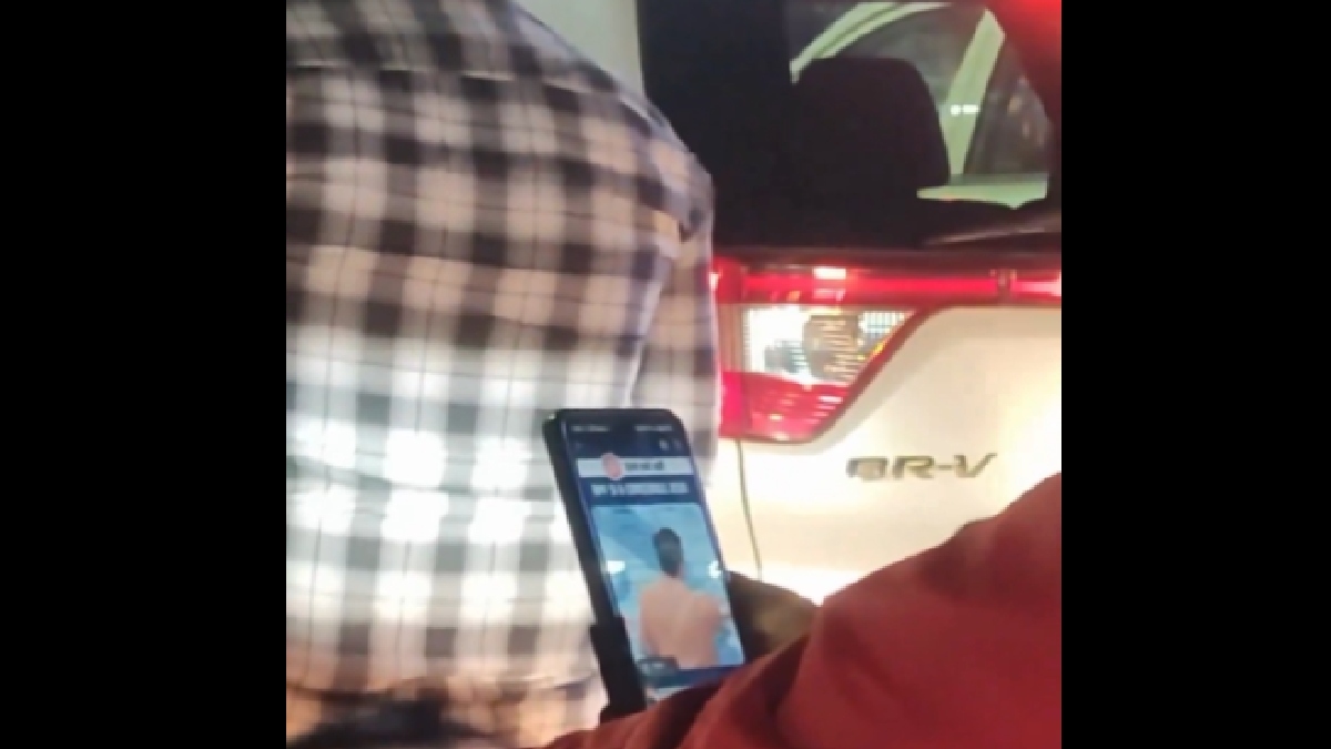 WATCH | Zomato Delivery Driver's Traffic Study Session For UPSC Goes ...