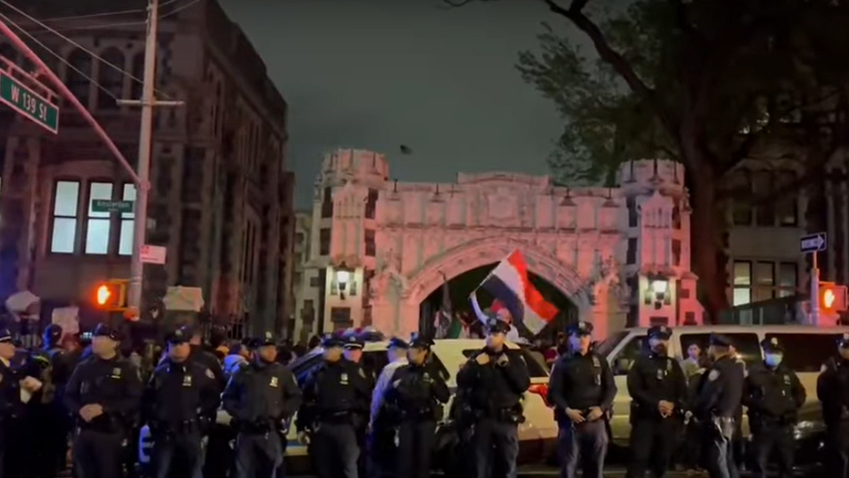 US: Riot Police Clash At Universities Amid Gaza Protests - See Full ...