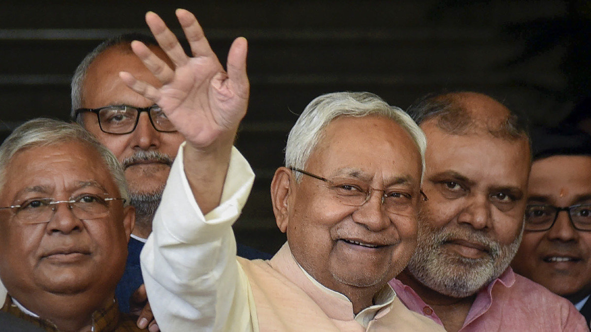 Funny Memes Explain Nitish Kumar's Situation As He Becomes Kingmaker - Oneindia News