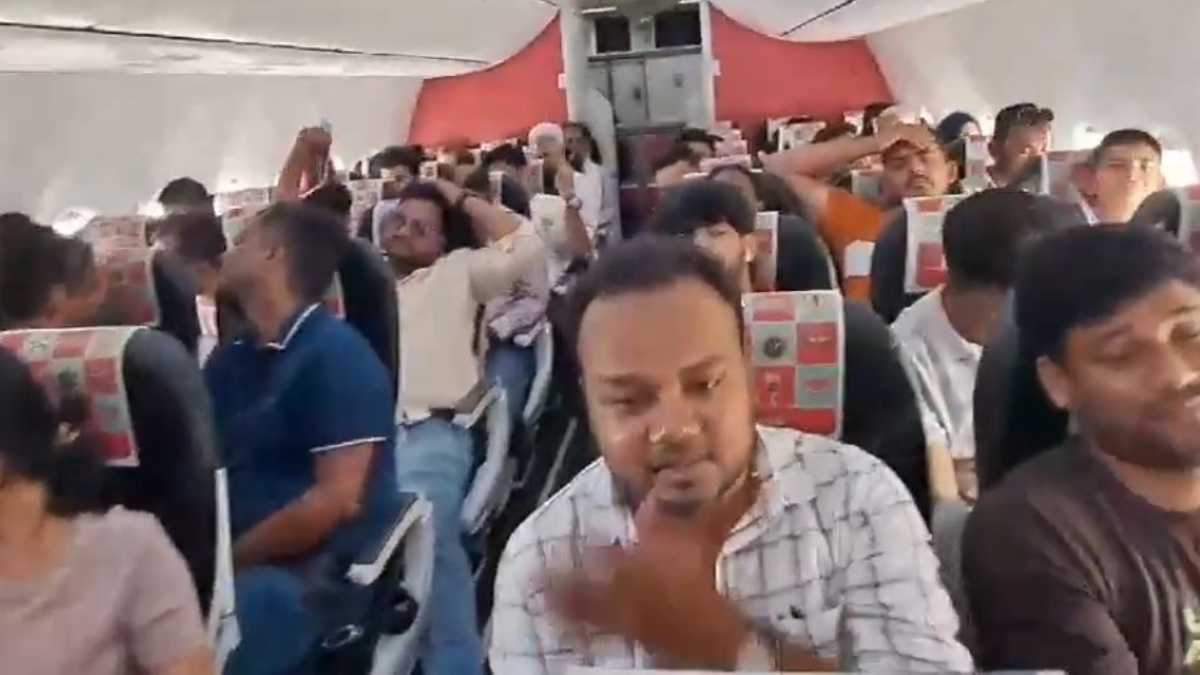 WATCH | SpiceJet Passengers Sitting Inside Flight Sans AC Amid ...