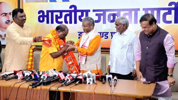 Jharkhand: JMM Leader Lobin Hembrom Joins BJP In Presence Of Ex-CM Madhu Koda, Babulal Marandi ...