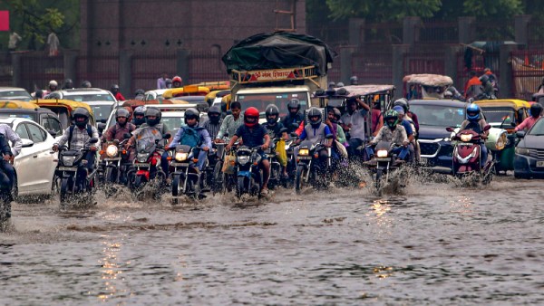 Delhi Rain: Heavy Downpour Leads To Waterlogging, Traffic Snarls; IMD Issues Alert - Oneindia News