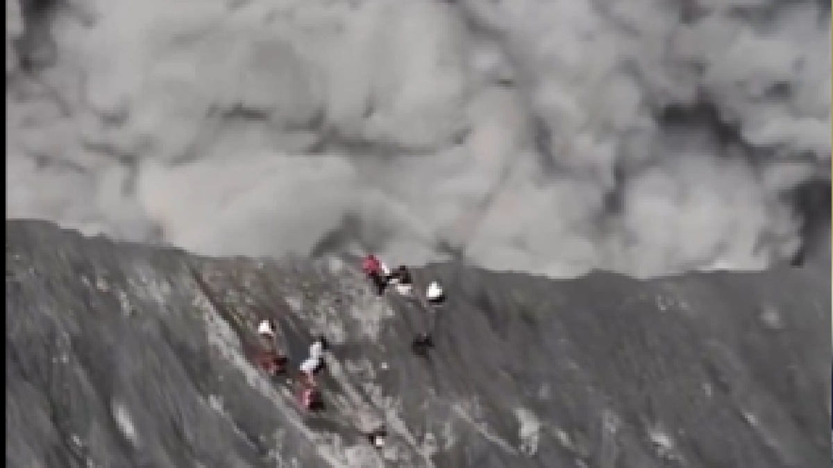 WATCH Viral Video | Indonesian Volcano Mount Dukono Explodes, Hikers ...