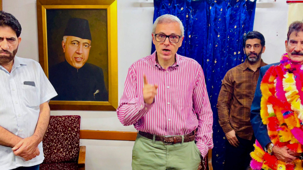 Omar Abdullah's Remark On Afzal Guru's Execution Draws Sharp Rebuke From BJP - Oneindia News