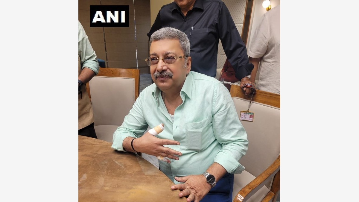 TMC MP Kalyan Banerjee Gets Angry In PAC Meeting On Waqf Bill, Breaks ...