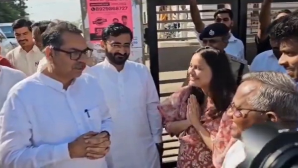 IAS Tina Dabi's '5 Bows in 7 Seconds' Gesture to BJP Leader Goes Viral - Oneindia News