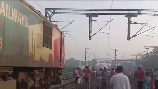 Secunderabad-Shalimar Superfast Express Derails In Howrah - Oneindia News