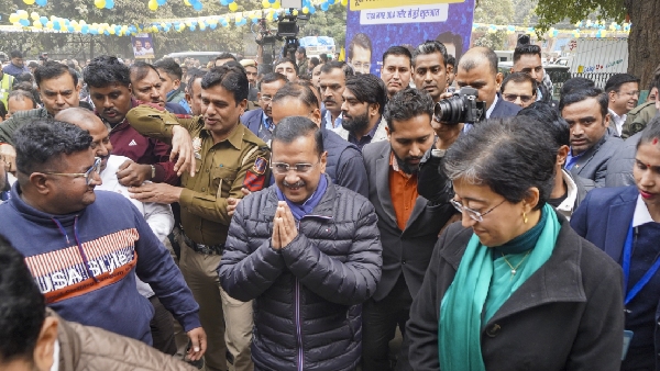 Delhi's Mahila Samman Yojana Sparks Political Row: Kejriwal Vs BJP! - Oneindia News