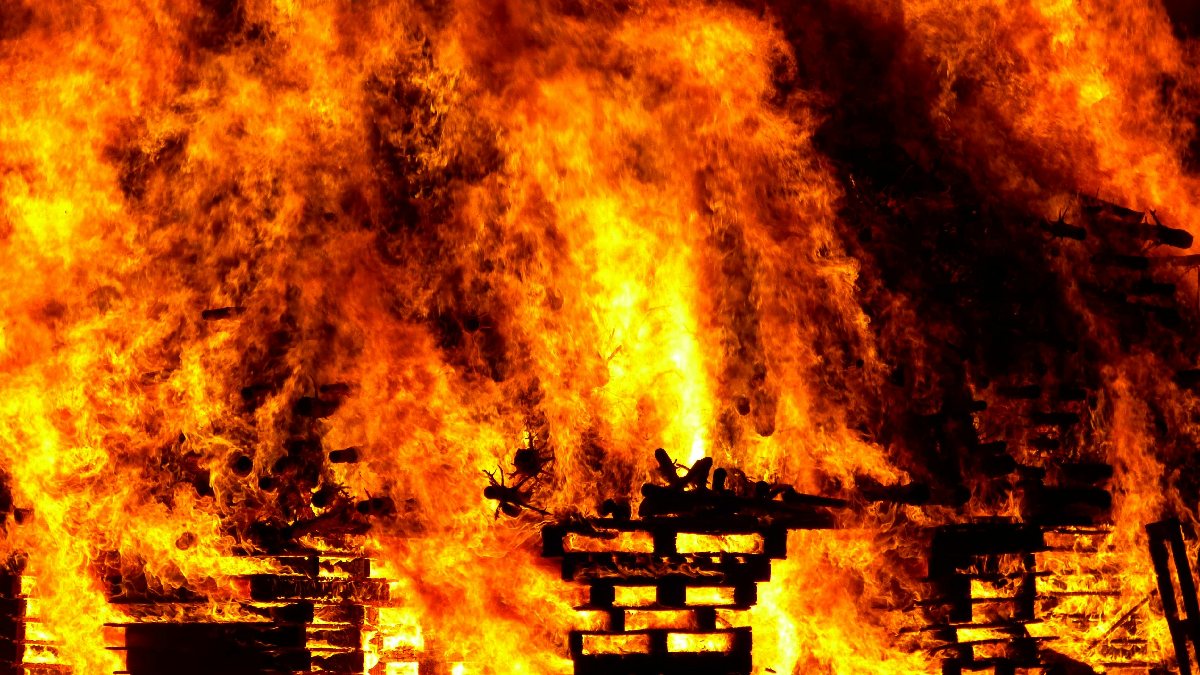 Fire Erupts at London Substation, Shuts Heathrow, Leaves Thousands ...