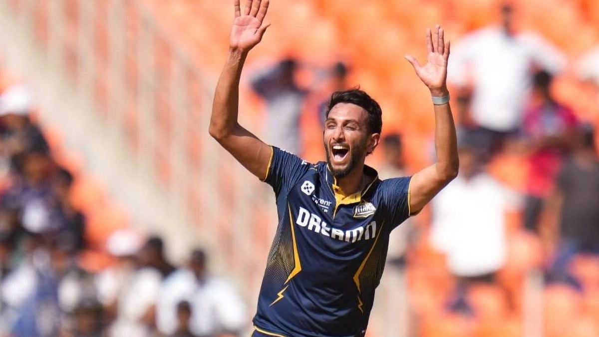 IPL 2025 Purple Cap race: GT's Prasidh Krishna Leads With 16 Wickets - Oneindia News