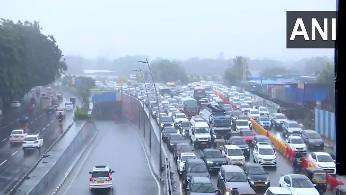 Mumbai Rains: Traffic Comes to a Crawl as Waterlogging Hits Roads ...