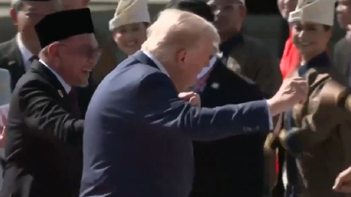 US President Donald Trump Dances with Malaysian Performers | Watch ...