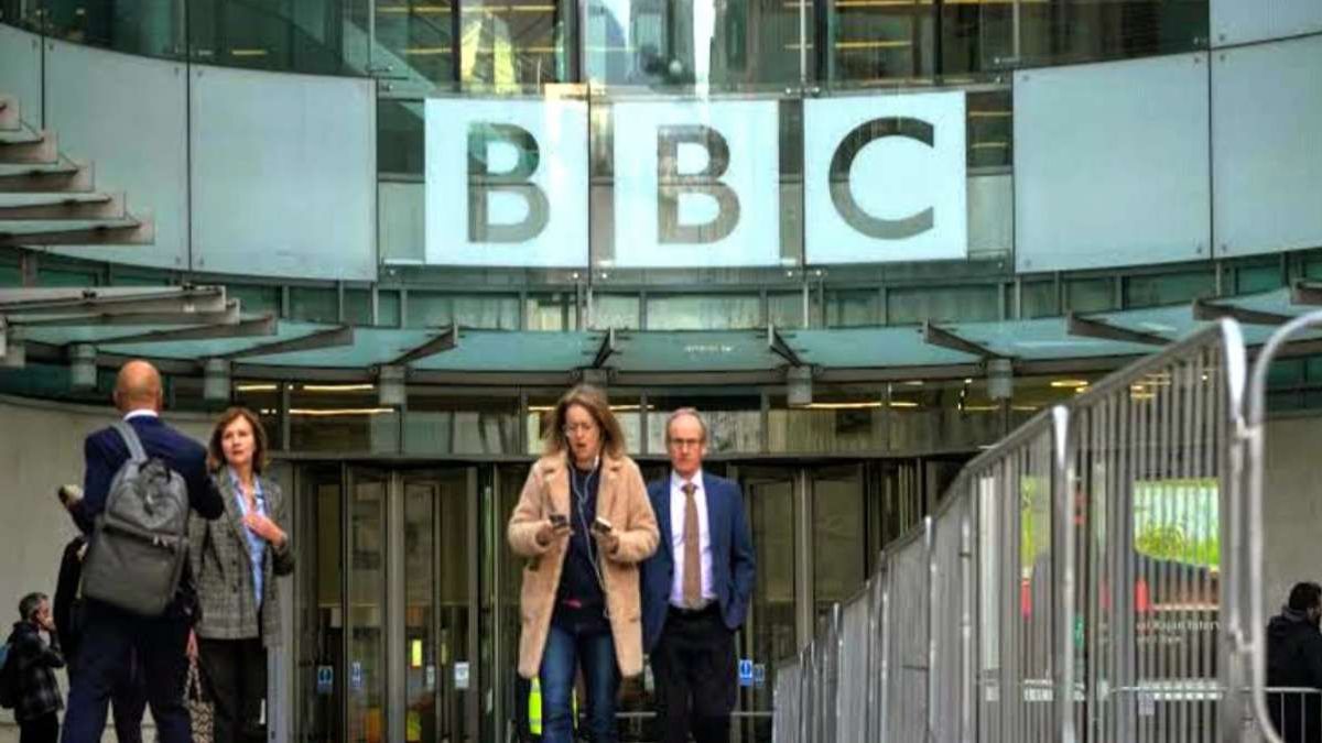 BBC In Chaos After News Chiefs Resign Amid Claims Of Bias In Trump ...