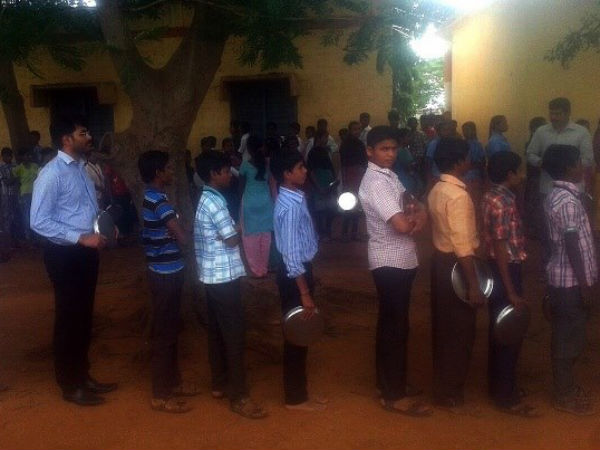 ಮಕ್ಕಳೊಂದಿಗೆ ಸಾಲಿನಲ್ಲಿ ನಿಂತು ಬಿಸಿಯೂಟ ಸವಿದ ಸಿಇಓ | Koppal ZP CEO eats mid ...