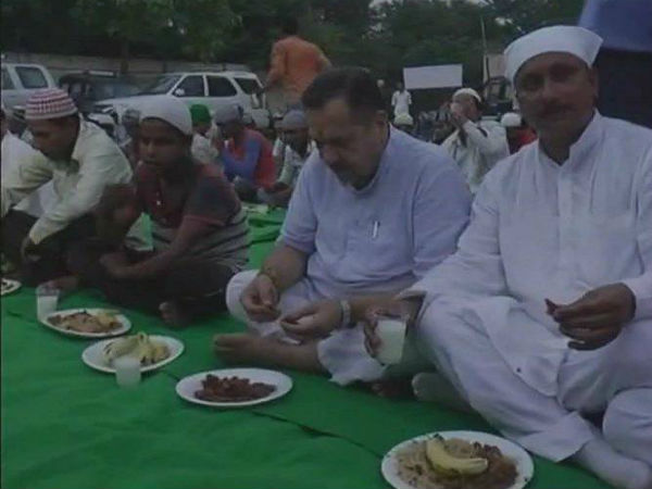 ಅಯೋಧ್ಯೆಯಲ್ಲಿ ಮುಸ್ಲಿಮರಿಗೆ ಇಫ್ತಾರ್ ಊಟ ಬಡಿಸಿದ ಆರೆಸ್ಸೆಸ್ | RSS's Muslim ...