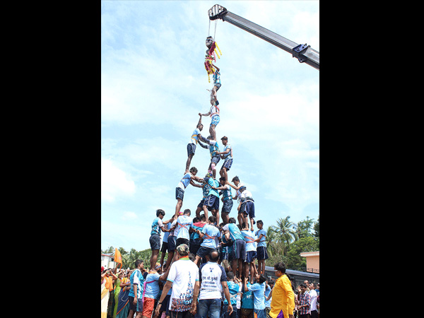ಉಡುಪಿಯಲ್ಲಿ ವಿಟ್ಲಪಿಂಡಿ ಪ್ರಯುಕ್ತ ಮೊಸರು ಕುಡಿಕೆಗೆ ಚಾಲನೆ | Mosaru kudike by ...