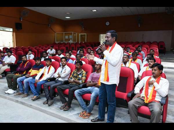 ಮೈಸೂರು: ಕನ್ನಡಪರ ಹೋರಾಟಗಾರರೊಂದಿಗೆ ರವಿ ಚನ್ನಣ್ಣನವರ್ ಚರ್ಚೆ | Ravi D ...