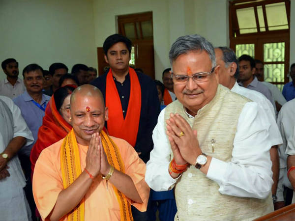 20 ವರ್ಷ ಕಿರಿಯರಾದ ಯೋಗಿ ಕಾಲಿಗೆ ನಮಸ್ಕರಿಸಿದ 66 ವರ್ಷದ ರಮಣ್ ಸಿಂಗ್ | CM Raman ...