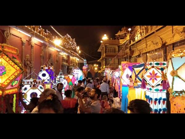 ದೀಪಾವಳಿ ಸಡಗರ ಹೆಚ್ಚಿಸಲು ಮಾರುಕಟ್ಟೆಗೆ ಬಂದ ಆಕರ್ಷಕ ಆಕಾಶಬುಟ್ಟಿಗಳು | There are ...