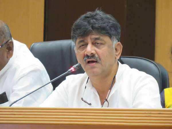 ಮಾಜಿ ಸಚಿವ ಶಿವಳ್ಳಿ ನೆನೆದು ಬಹಿರಂಗಸಭೆಯಲ್ಲಿ ಕಣ್ಣೀರಿಟ್ಟ ಡಿ.ಕೆ. ಶಿವಕುಮಾರ್ ...