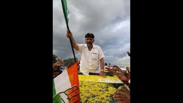 DK Shivakumar Holding JDS Flag: ಡಿಕೆಶಿ ಕೈಲಿ ಜೆಡಿಎಸ್ ಬಾವುಟ, ಕೆಂಡಾಮಂಡಲವಾದ ...