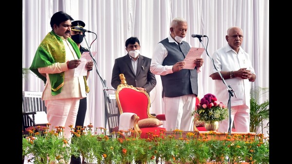 ಉಪ ಮೇಯರ್ ಆಗಿದ್ದ ಆರ್. ಶಂಕರ್ ಎರಡನೇ ಬಾರಿ ಸಚಿವರಾಗಿ ಪ್ರಮಾಣವಚನ! | Karnataka ...