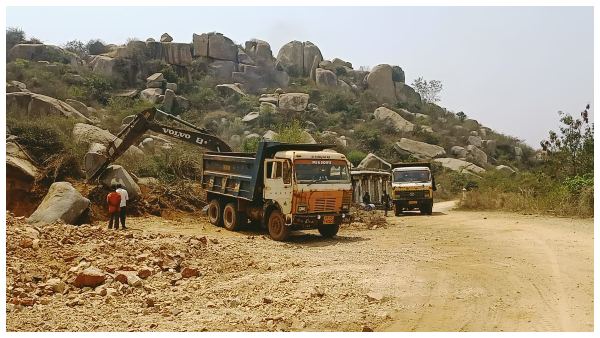 ಸ್ಮಾರಕಗಳ ಬಳಿ ಅಕ್ರಮ ಮಣ್ಣು ಸಾಗಣೆ; ಹಂಪಿ ಸ್ಮಾರಕಗಳಿಗೆ ಹಾನಿ | No Action On ...