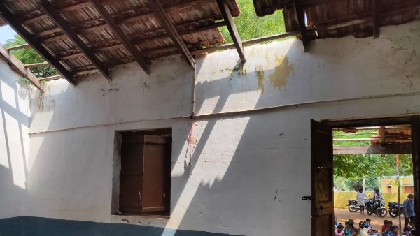 ವಿಶೇಷ ಲೇಖನ; ಶತಮಾನ ದಾಟಿದ ಸರ್ಕಾರಿ ಶಾಲೆಯಲ್ಲಿ ಮರದ ನೆರಳಲ್ಲಿ ಪಾಠ ...