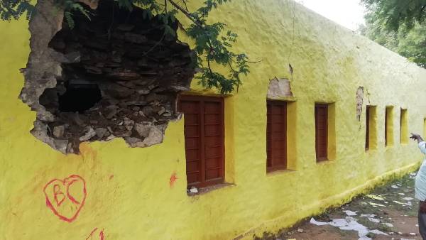 ಚಿತ್ರದುರ್ಗ; ಕುಸಿದ ಶಾಲೆ ಗೋಡೆ, ಭಯದಲ್ಲೇ ಮಕ್ಕಳಿಗೆ ಪಾಠ | Challakere Govt ...