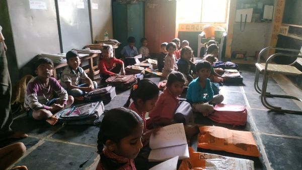 ಚಿತ್ರದುರ್ಗ; ಕುಸಿದ ಶಾಲೆ ಗೋಡೆ, ಭಯದಲ್ಲೇ ಮಕ್ಕಳಿಗೆ ಪಾಠ | Challakere Govt ...