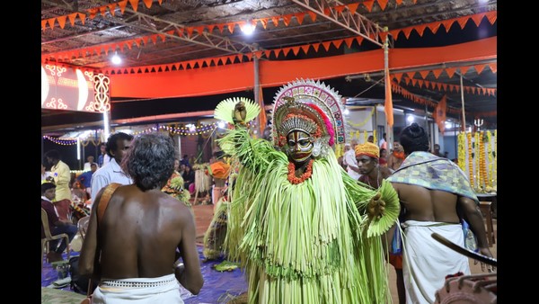 ಉಡುಪಿ: ಬೆಂಕಿ ಮೇಲೆಯೇ ಹೊರಳಾಡುತ್ತದೆ ಕರಾವಳಿಯ ಈ ದೈವ! | Udupi: Bhootaradhane ...