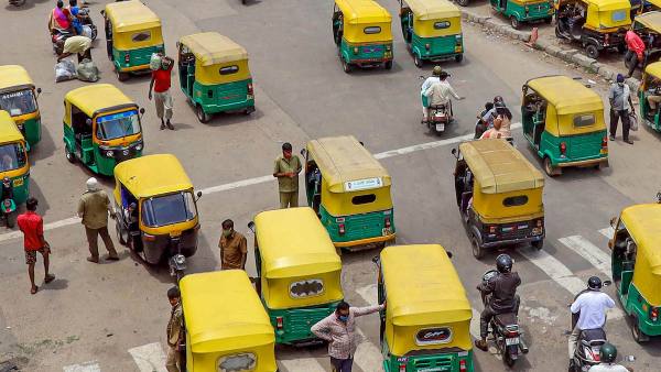 Breaking; ಜಯನಗರ ಆರ್‌ಟಿಒ ಕಚೇರಿ ಮುಂದೆ ಜಮಾಯಿಸಿದ ಆಟೋ ಚಾಲಕರು | Auto Drivers ...