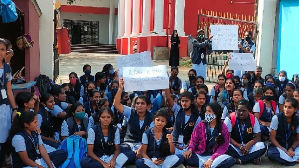 ಖಾಯಂ ಉಪನ್ಯಾಸಕರ ಭರ್ತಿಗೆ ಆಗ್ರಹಿಸಿ ವಿದ್ಯಾರ್ಥಿನಿಯರ ಪ್ರತಿಭಟನೆ | Ramanagara ...