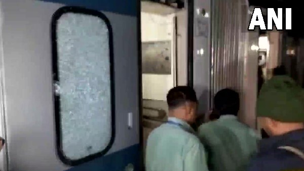 Vande Bharat Express: ವಂದೇ ಭಾರತ್ ಎಕ್ಸ್‌ಪ್ರೆಸ್ ರೈಲಿನ ಮೇಲೆ ಪಶ್ಚಿಮ ಬಂಗಾಳದಲ್ಲಿ ಕಲ್ಲು ತೂರಾಟ | West ...