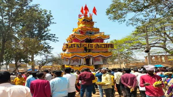 ನಂದಿಯಲ್ಲಿ ಅದ್ಧೂರಿ ಬ್ರಹ್ಮ ರಥೋತ್ಸವ, ಜಾತ್ರೆಗೆ ಮೆರಗು ನೀಡಿದ ಕಲಾ ತಂಡಗಳು ...