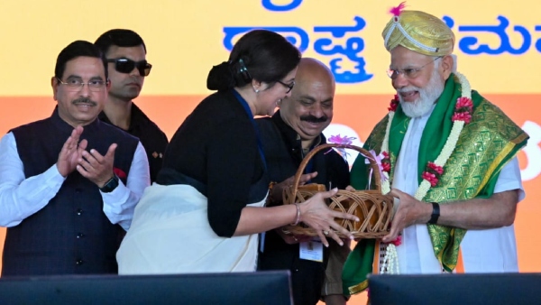 PM Modi Mandya Visit: ಪ್ರಧಾನಿ ಮೋದಿಗೆ ಸುಮಲತಾ ಬೆಲ್ಲದ ಉಡುಗೊರೆ | MP ...