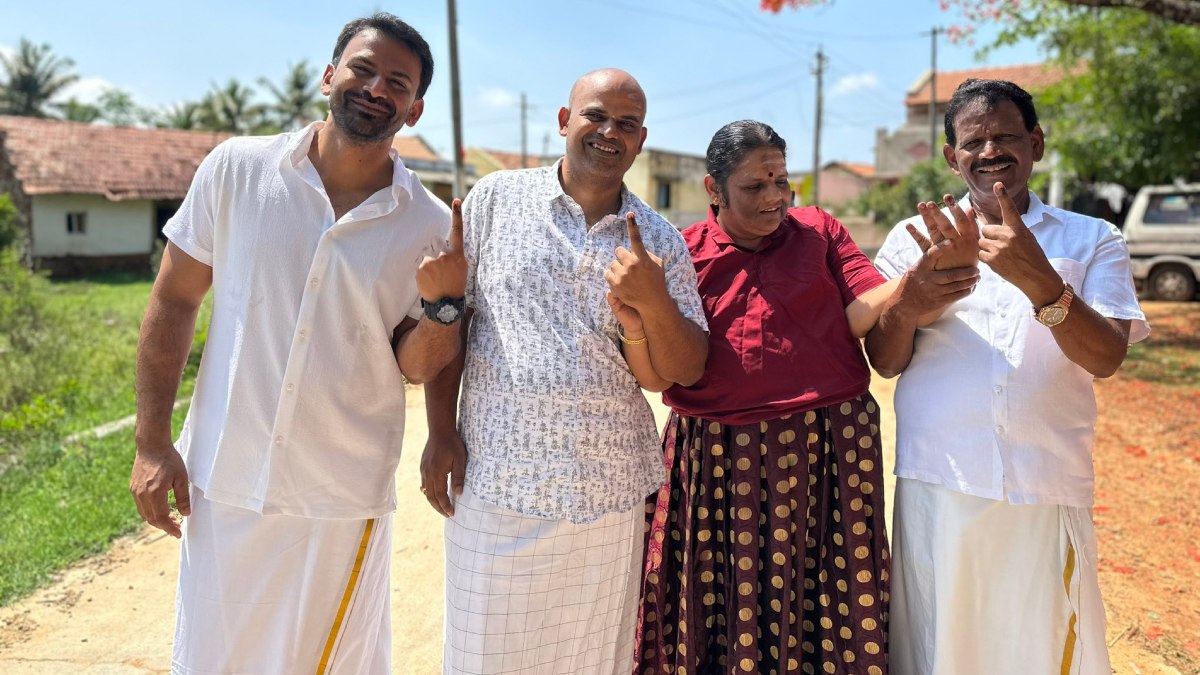 Daali Dhananjay: ಮದುಮಗನಂತೆ ಕುಟುಂಬದ ಜೊತೆ ಬಂದು ಮತದಾನ ಮಾಡಿದ ಡಾಲಿ ಧನಂಜಯ್ ...