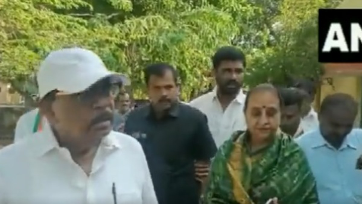 ತುಮಕೂರಿನಲ್ಲಿ ಮತದಾನ ಮಾಡಿದ ಜಿ ಪರಮೇಶ್ವರ್‌ | Karnataka Assembly Elections ...