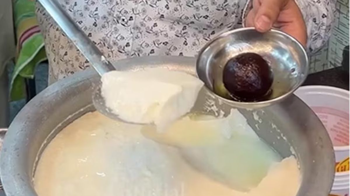 ಮೊಸರಿನೊಂದಿಗೆ ಗುಲಾಬ್ ಜಾಮೂನ್ ಮಿಕ್ಸ್‌: ವಿಲಕ್ಷಣ ವಿಡಿಯೋ ವೈರಲ್ | Gulab Jamoon ...