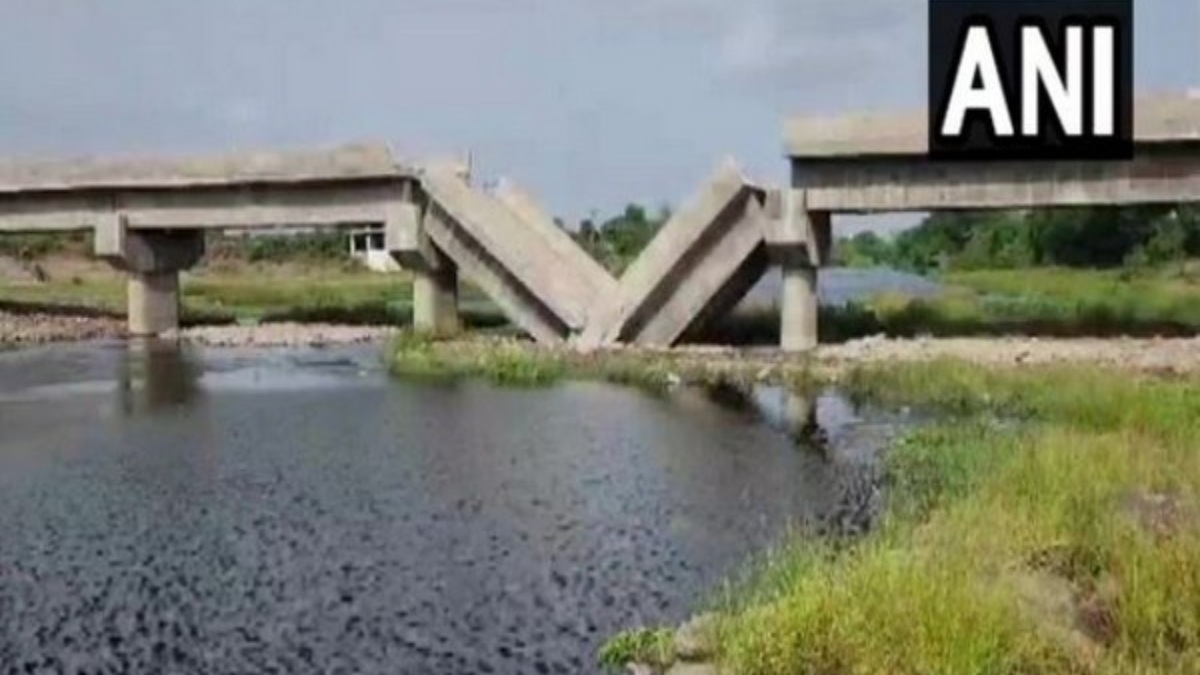 ಗುಜರಾತ್‌: ಹೊಸದಾಗಿ ನಿರ್ಮಿಸಲಾದ ಮತ್ತೊಂದು ಸೇತುವೆ ಕುಸಿತ, ಮೂವರು ಎಂಜಿನಿಯರ್‌ಗಳ ಅಮಾನತು | Newly built ...