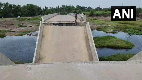 ಗುಜರಾತ್‌: ಹೊಸದಾಗಿ ನಿರ್ಮಿಸಲಾದ ಮತ್ತೊಂದು ಸೇತುವೆ ಕುಸಿತ, ಮೂವರು ಎಂಜಿನಿಯರ್‌ಗಳ ಅಮಾನತು | Newly built ...