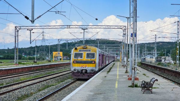 Coromandel Express: ಹಳಿತಪ್ಪಿದ ಎಕ್ಸ್‌ಪ್ರೆಸ್ ರೈಲು: ಹಲವರ ಸಾವಿನ ಶಂಕೆ ...