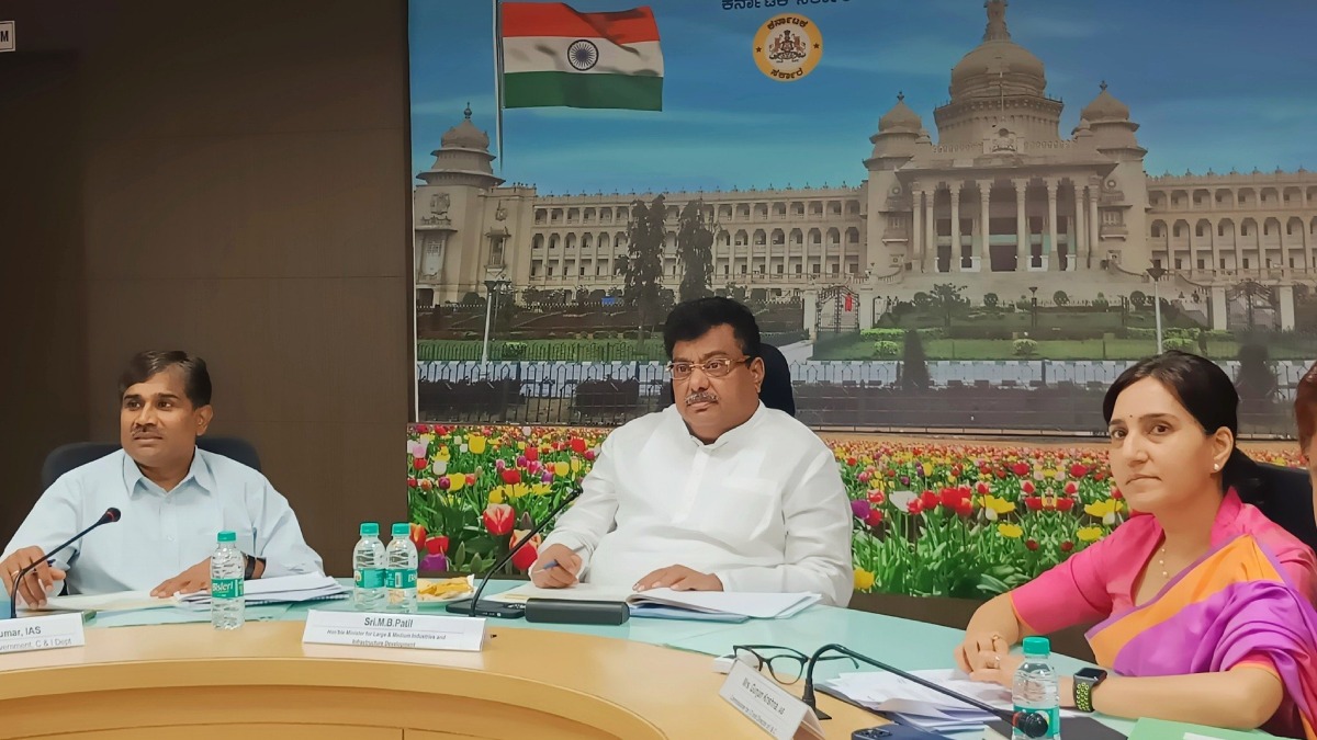 ಸ್ವಪಕ್ಷ-ವಿಪಕ್ಷದವರಿಗೆ ಬೇಕಾಬಿಟ್ಟಿ ಮಾತಾಡಿಕೊಂಡು ದಿನ ಕಳೆಯುವುದೇ ಸಂಸದನ ದಿನಚರಿ ...