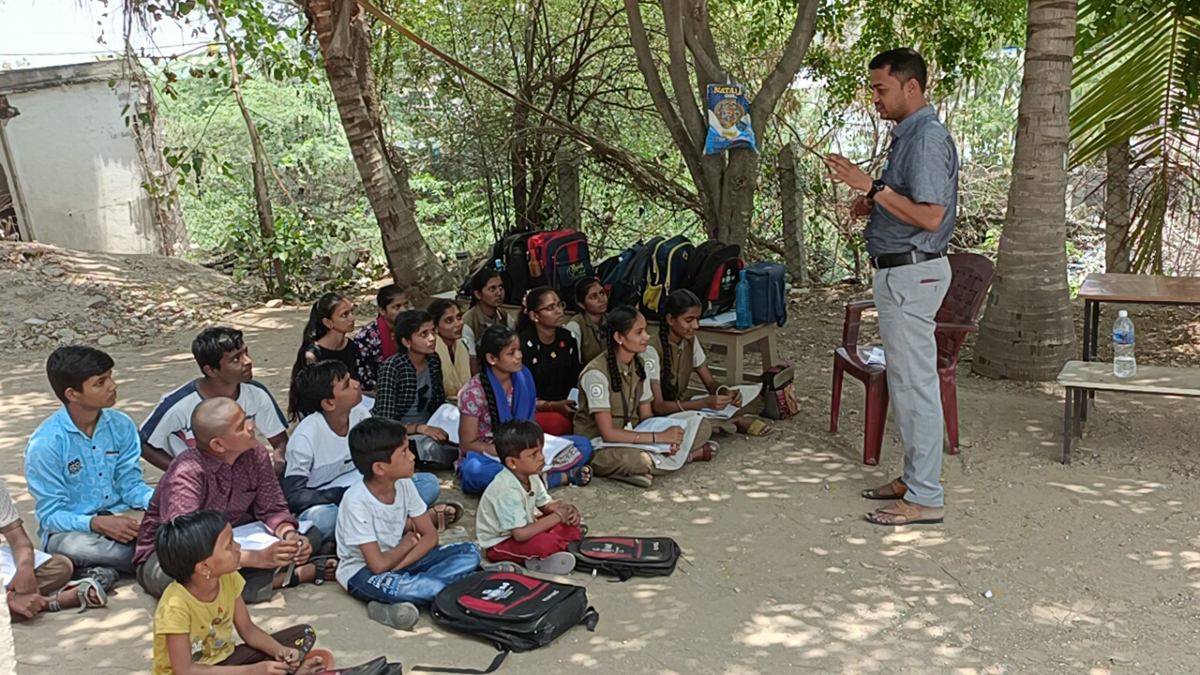 ಆಡಳಿತ ಮಂಡಳಿಯ ಎಡವಟ್ಟಿಗೆ ಶಾಲೆಗೆ ಬೀಗ ಜಡಿದ ಬ್ಯಾಂಕ್‌: ವಿದ್ಯಾರ್ಥಿಗಳ ಪರದಾಟ ...